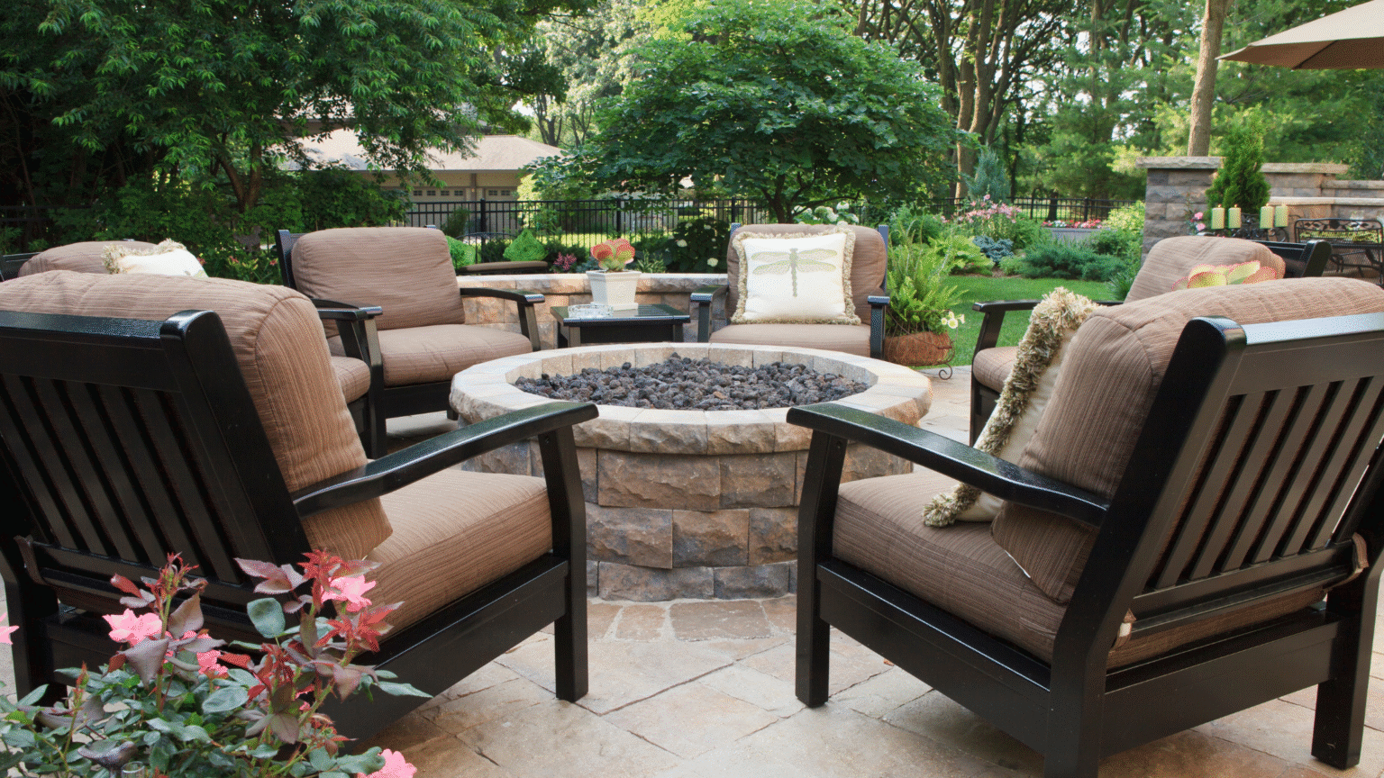 Fire Table Incorporation Into Your Patio Decor : Design Inspiration